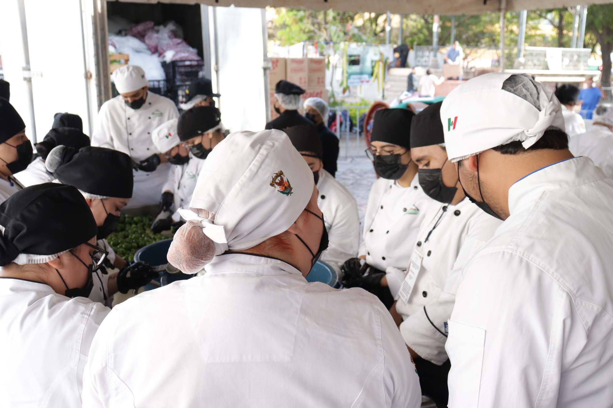 ¡Respaldo universitario! Jóvenes de la Licenciatura en Gastronomía de ...